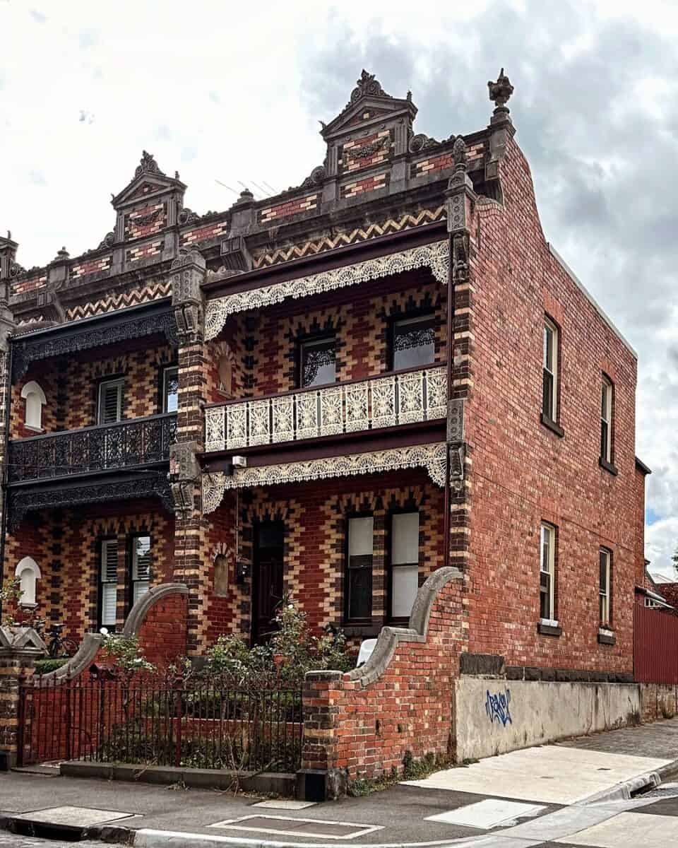 Timeless Elegance: 23 Stunning Brick House Designs – DecoFond