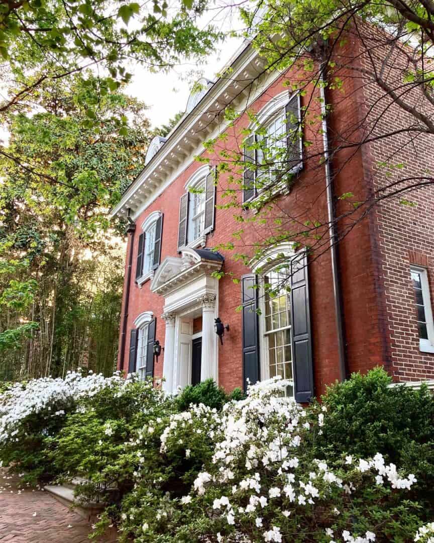 Timeless Elegance: 23 Stunning Brick House Designs – DecoFond