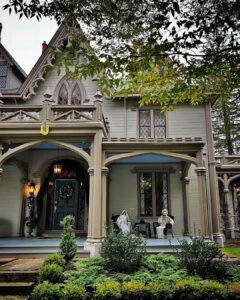 20 Dark Gothic Homes You Need to See to Believe – DecoFond
