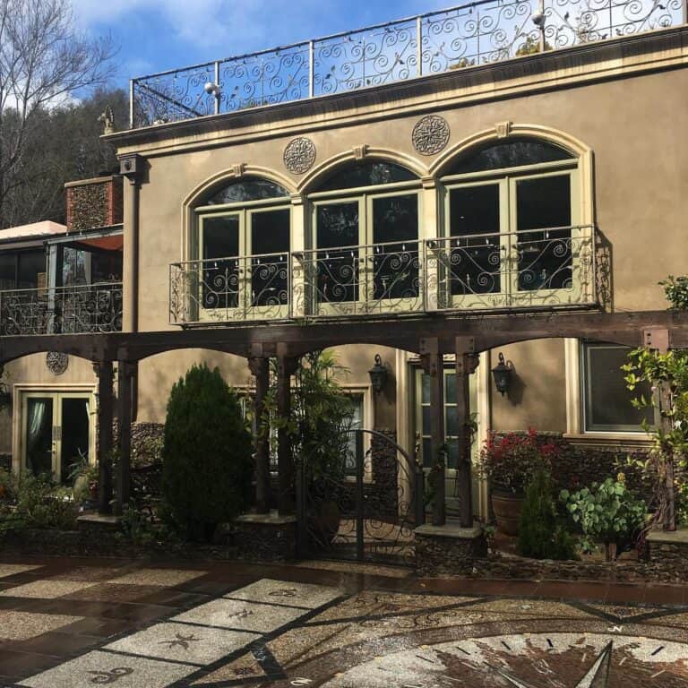 Discovering the Magic at the Houdini Estate – DecoFond