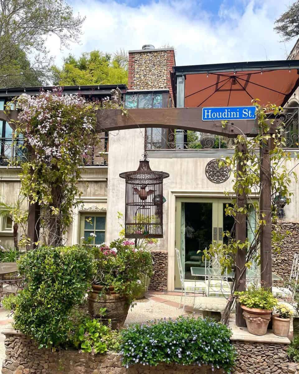 Discovering the Magic at the Houdini Estate – DecoFond