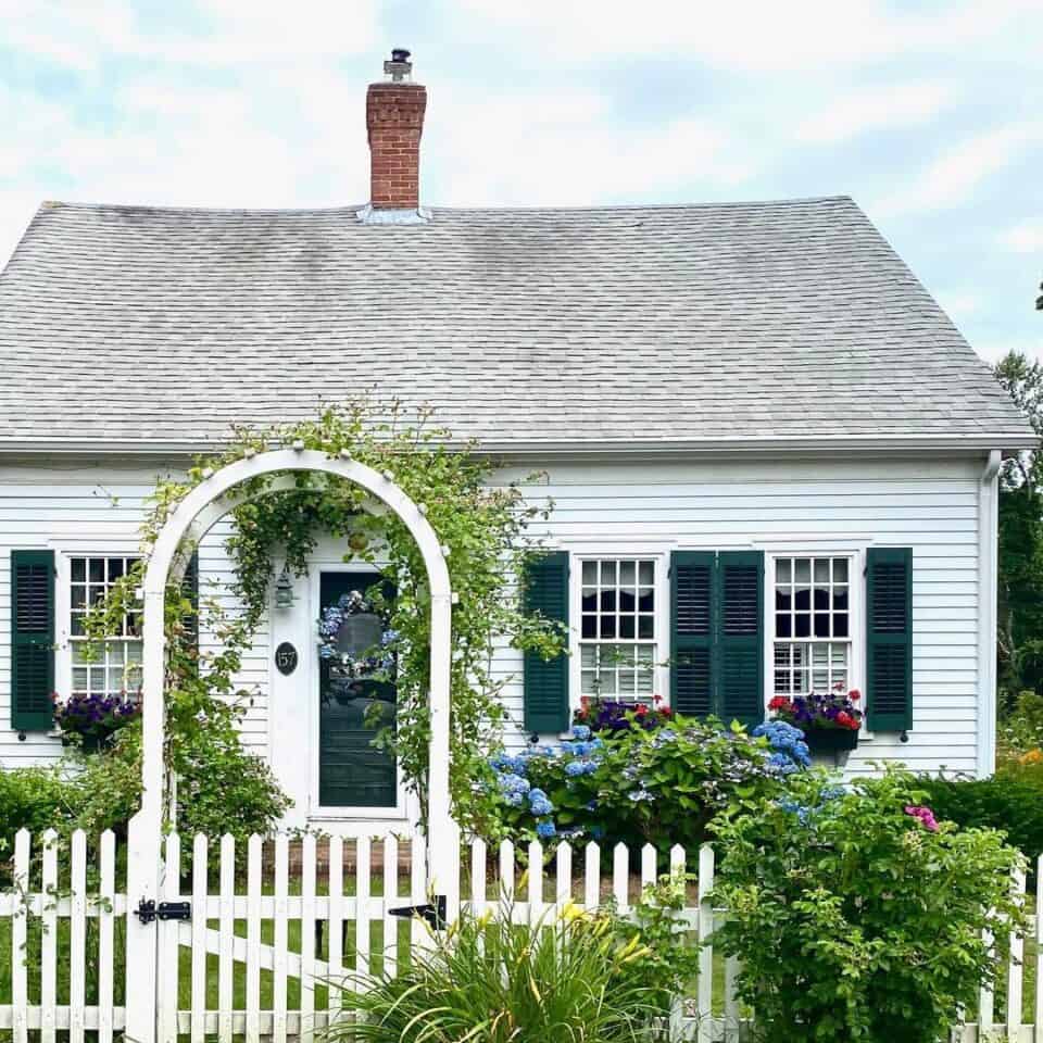 20 Captivating Cape Cod House Exterior Ideas – DecoFond