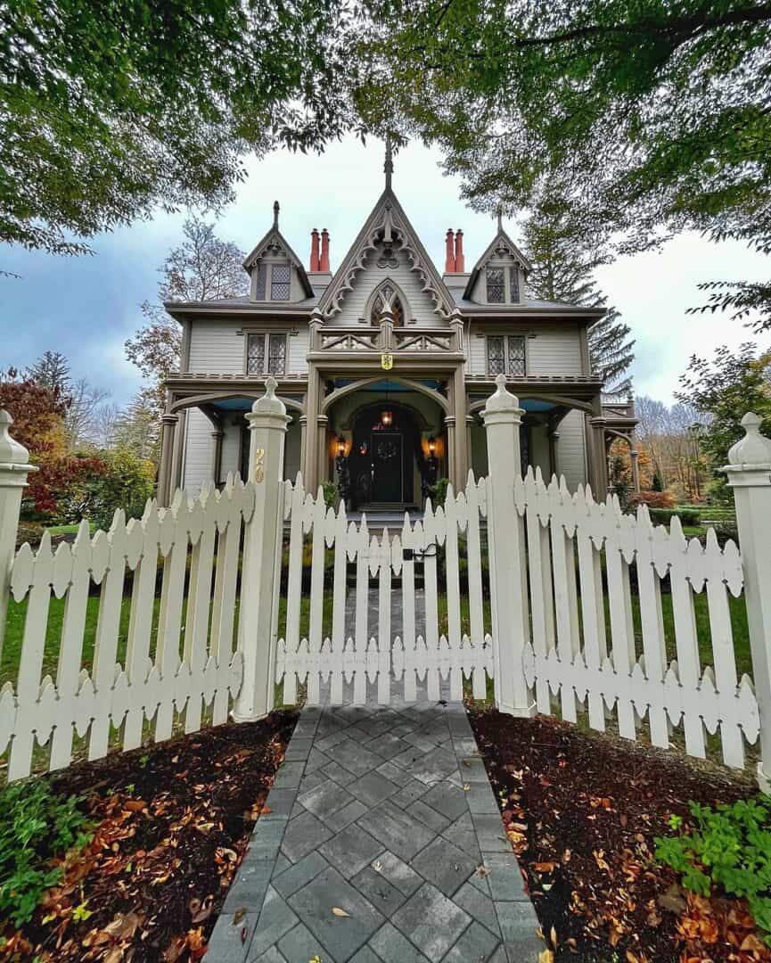 20 Dark Gothic Homes You Need to See to Believe – DecoFond