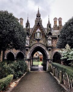 20 Dark Gothic Homes You Need to See to Believe – DecoFond