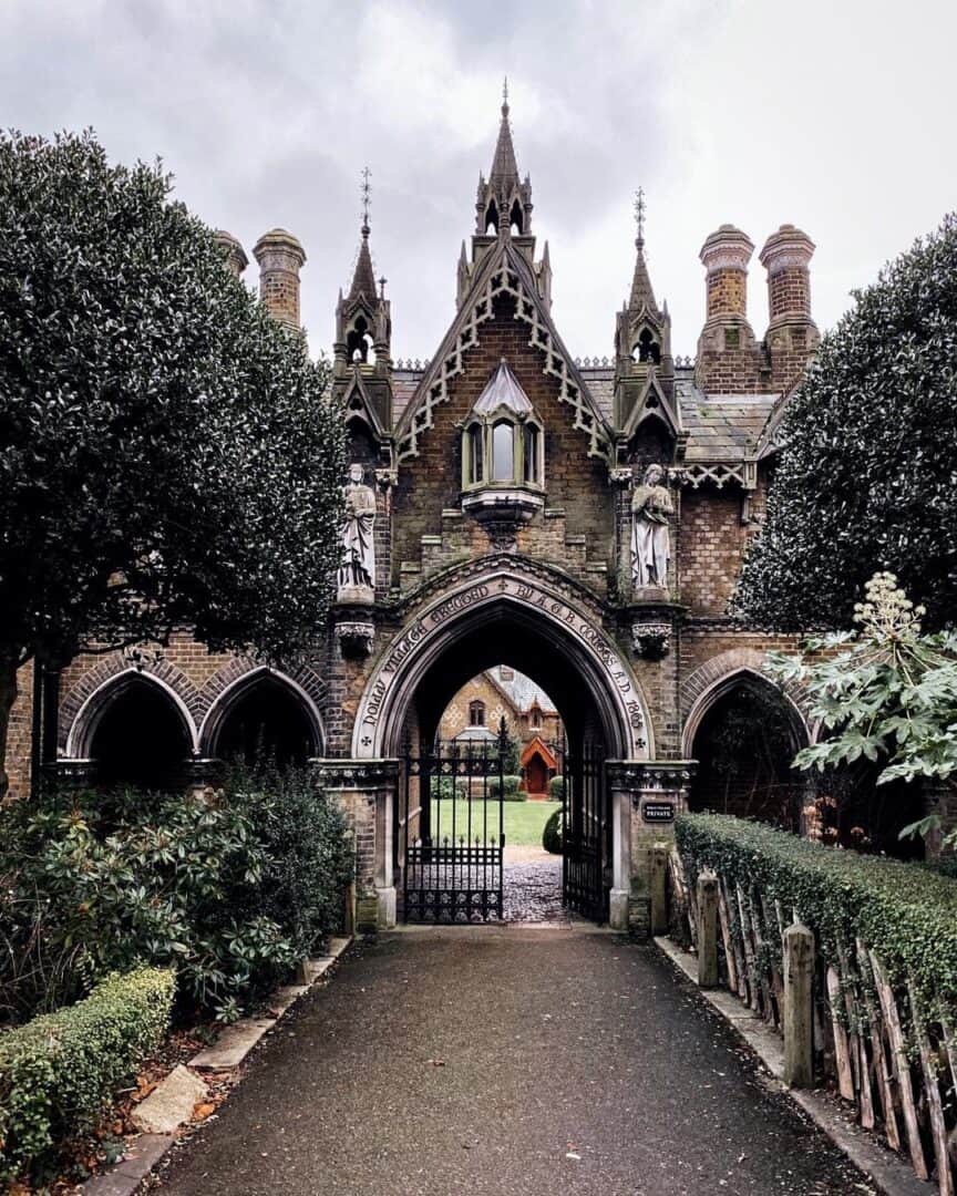 20 Dark Gothic Homes You Need to See to Believe – DecoFond