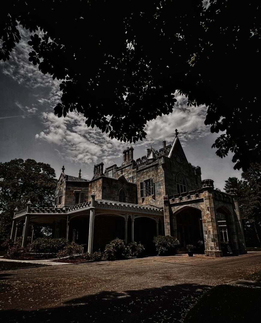 20 Dark Gothic Homes You Need to See to Believe – DecoFond