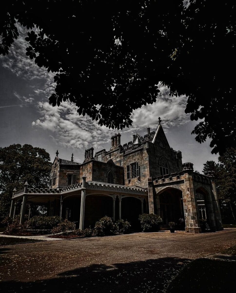 20 Dark Gothic Homes You Need to See to Believe – DecoFond