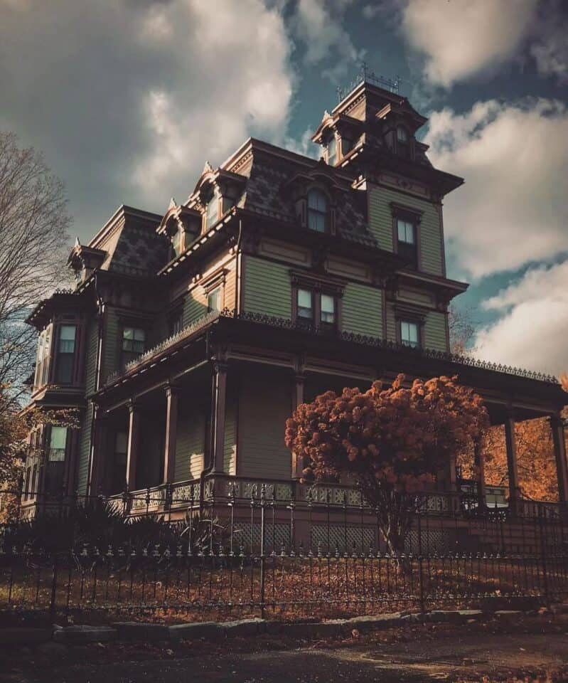 20 Dark Gothic Homes You Need to See to Believe – DecoFond