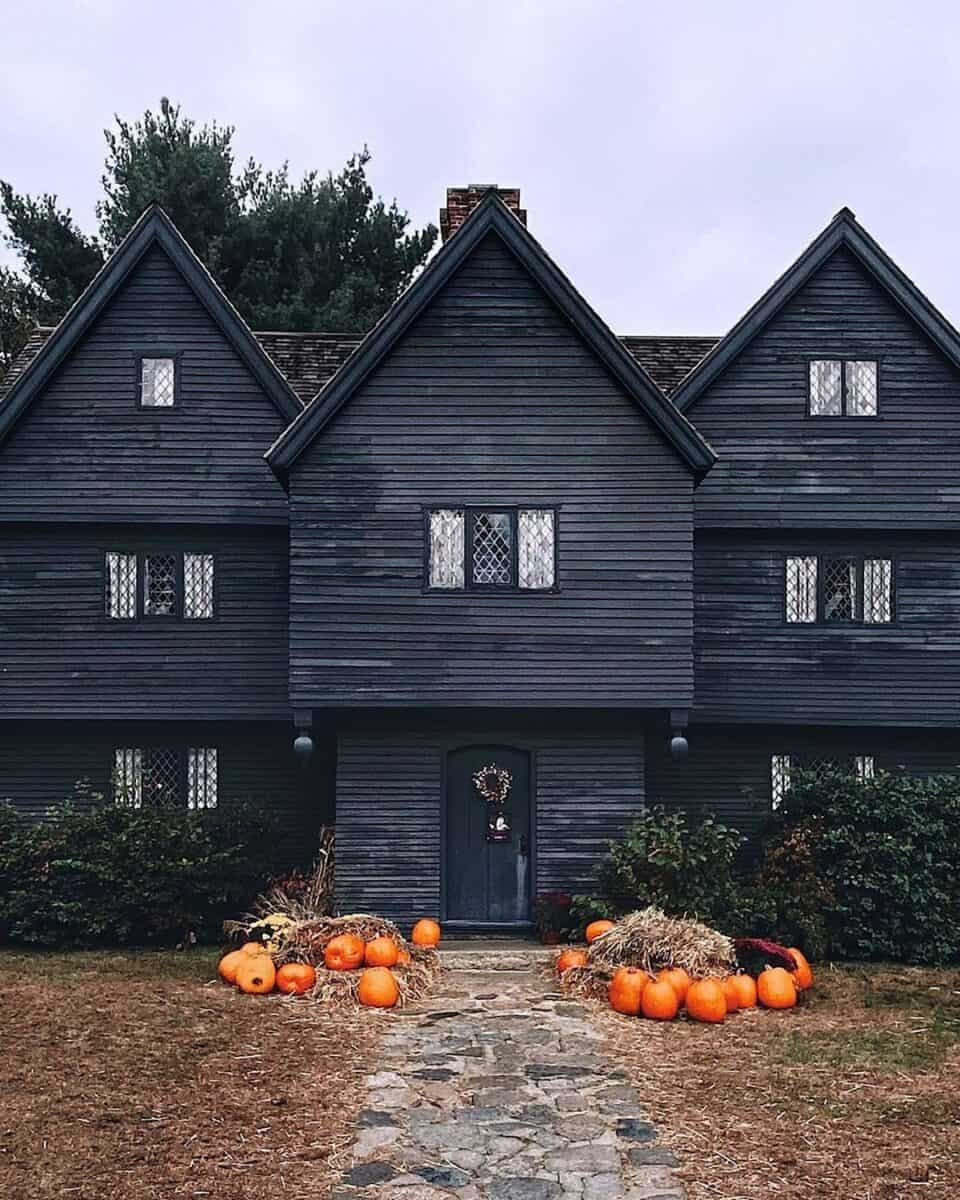 20 Dark Gothic Homes You Need to See to Believe – DecoFond