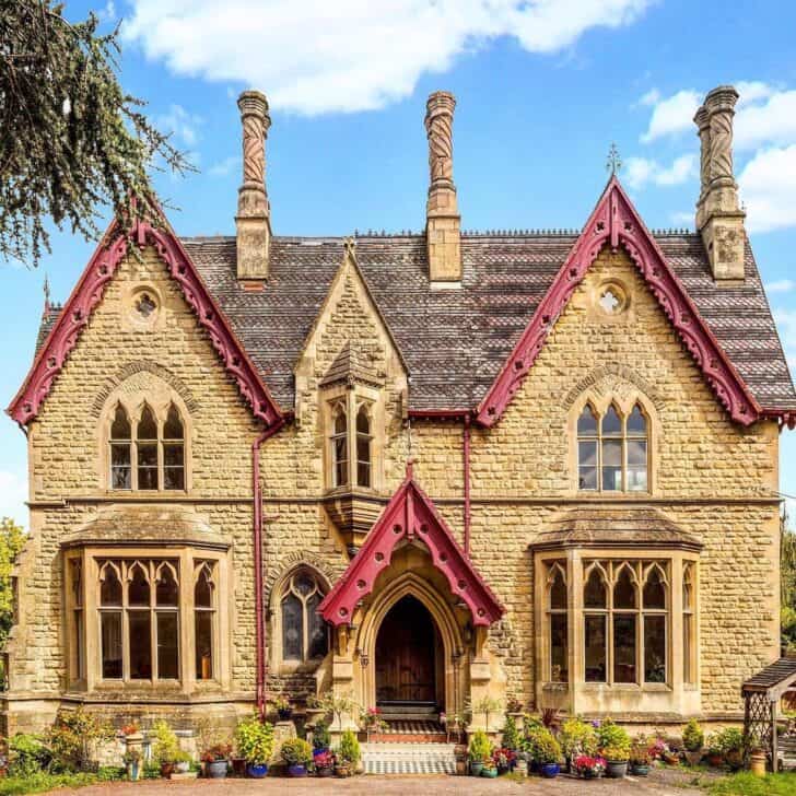 20 Dark Gothic Homes You Need to See to Believe – DecoFond