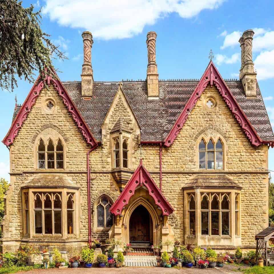 20 Dark Gothic Homes You Need to See to Believe – DecoFond