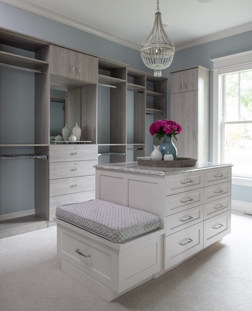 21 Ideas For Closet Islands – Glamour & Practicality – DecoFond