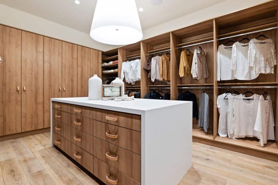 21 Ideas For Closet Islands – Glamour & Practicality – DecoFond