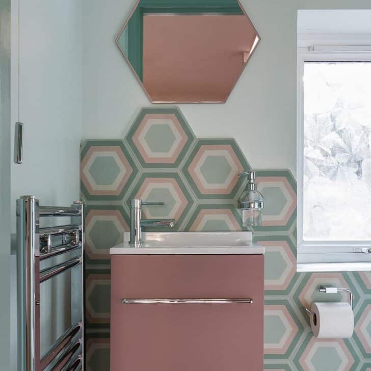 Geometric Gems: 18 Hexagon Bathroom Tiles That Add Character – DecoFond
