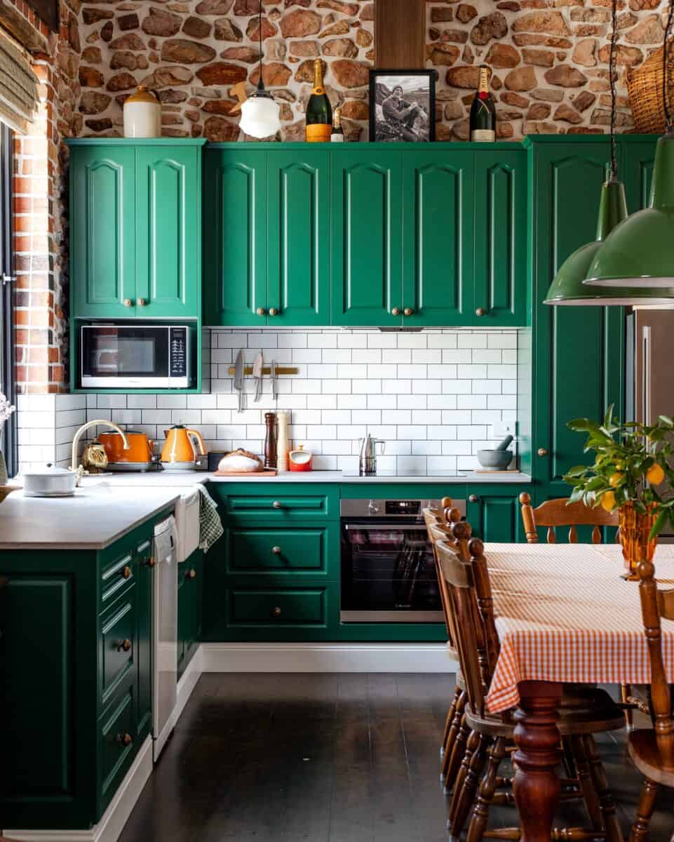 Retro? No, Timeless! These 18 Traditional Kitchens Define Elegance ...