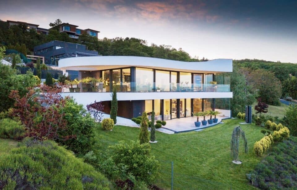 Beyond Straight Lines: Exploring The Beauty Of 12 Curved Houses – DecoFond
