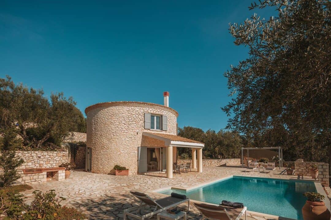 Beyond Straight Lines: Exploring The Beauty Of 12 Curved Houses – DecoFond