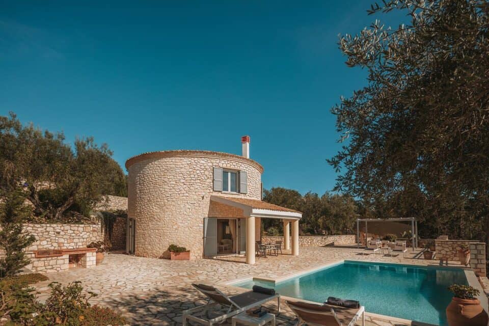 Beyond Straight Lines: Exploring The Beauty Of 12 Curved Houses – DecoFond