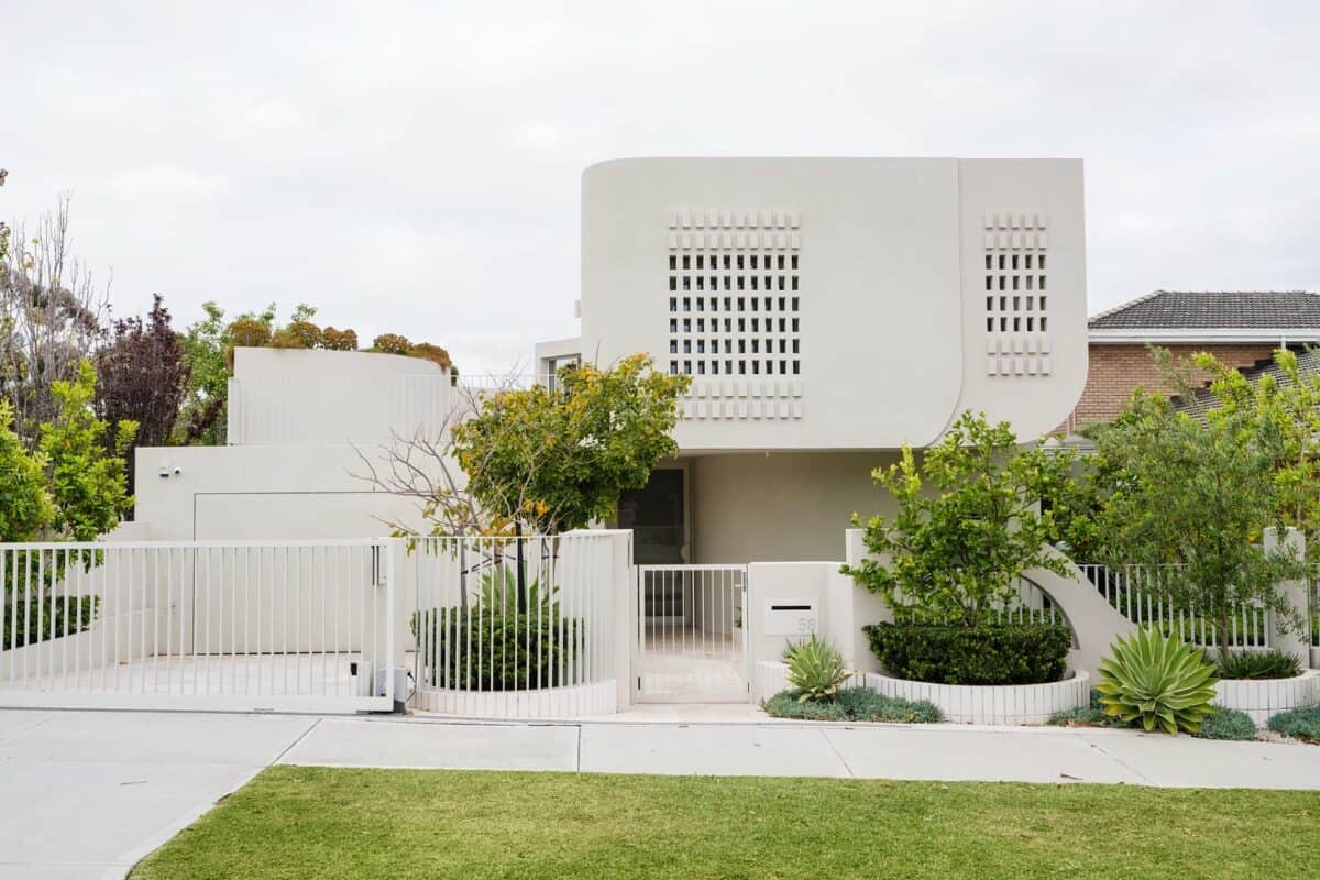 Beyond Straight Lines: Exploring The Beauty Of 12 Curved Houses – DecoFond