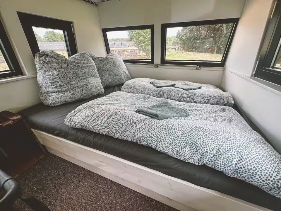 Tickets, Please! Your Next Airbnb Stay Is a Double-Decker Bus – DecoFond