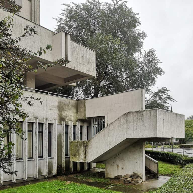 Nightmarish Style: 9 Spookiest Haunted House Designs – DecoFond