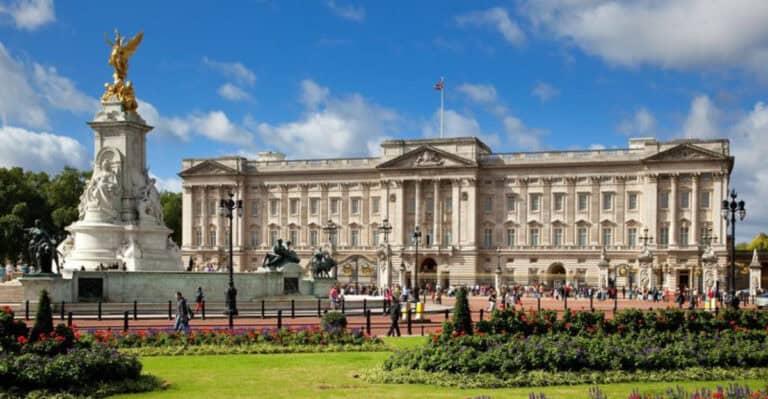 Take a Look at These 15 Homes Owned By the British Royal Family – DecoFond