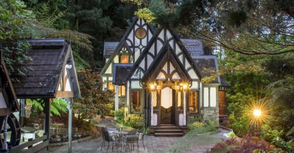 9 Cave Houses That Rock (Literally) – DecoFond