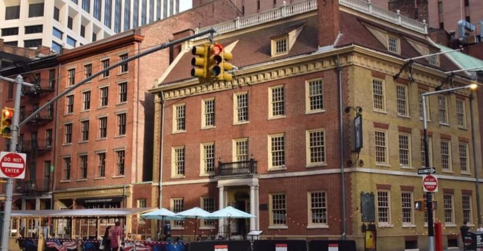 10 Historic Pubs in America Where the Walls Have Heard It All – DecoFond