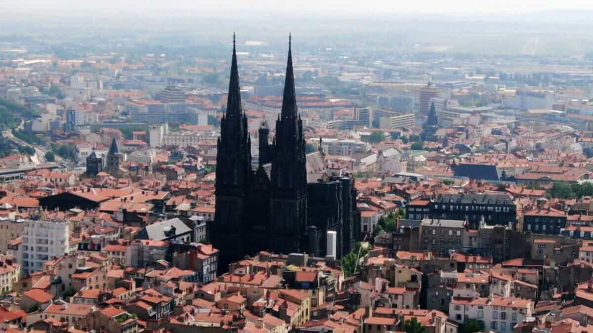 10 Stunning Black Buildings That Command Attention – DecoFond