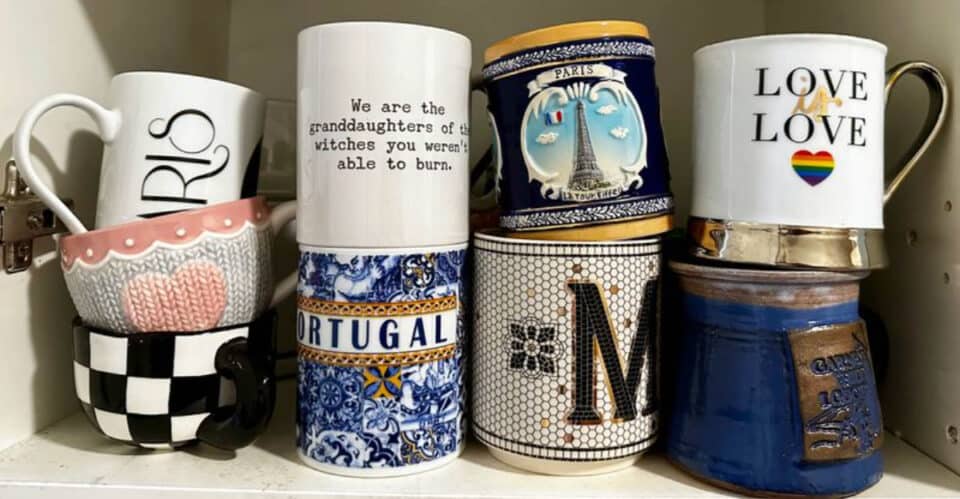 Say Goodbye to Mug Cabinet Chaos with This Easy DIY Wall Display – DecoFond