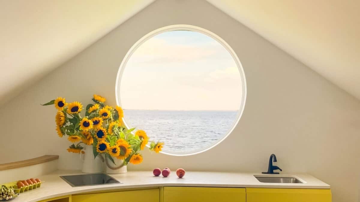 8 Round Windows That Add Distinctive Charm to Any Home – DecoFond