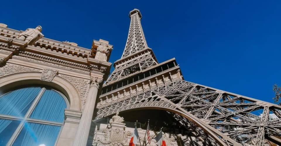 10 Iconic Landmarks That Are Way Tinier Than You Expected – DecoFond