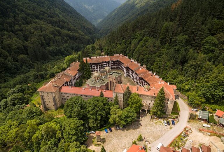 10 Monasteries Around the World That Are Architectural Marvels – DecoFond