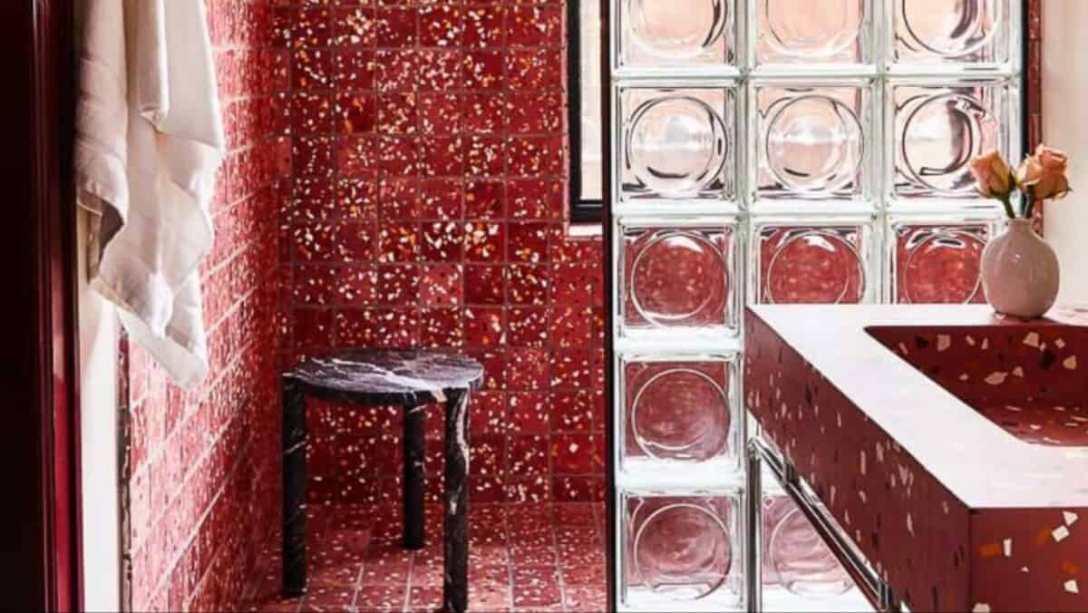 10 Bathrooms That Are Using Glass Blocks to Create a Sense of Opulence ...