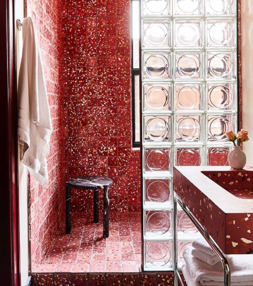 10 Bathrooms That Are Using Glass Blocks to Create a Sense of Opulence ...