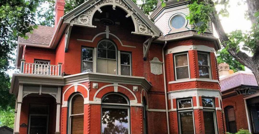 What Exactly Is a Queen Anne Style House? Here Are 10 Defining Features ...