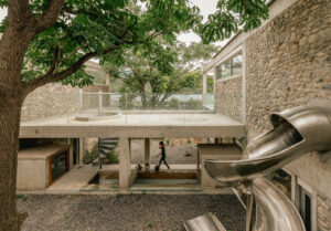 10 Incredible Homes That Kept Trees Right Where They Were – DecoFond