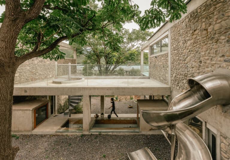 10 Incredible Homes That Kept Trees Right Where They Were – DecoFond