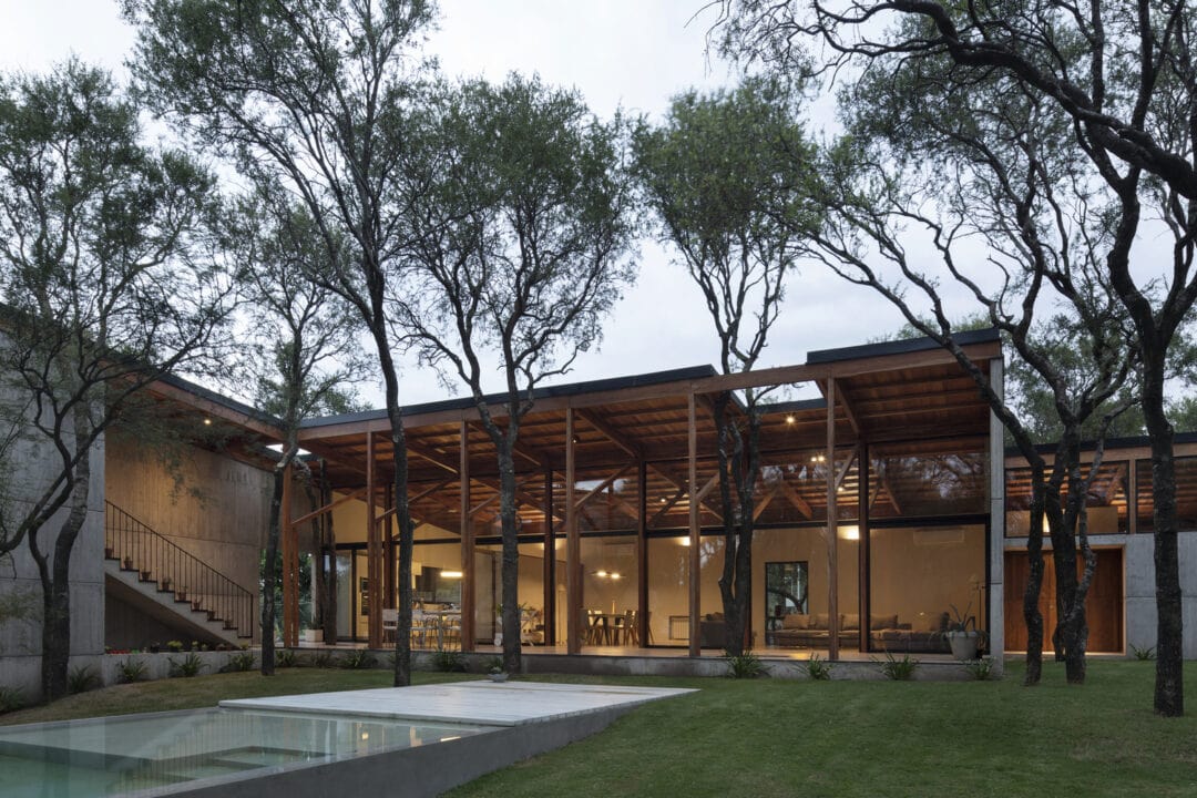 10 Incredible Homes That Kept Trees Right Where They Were – DecoFond